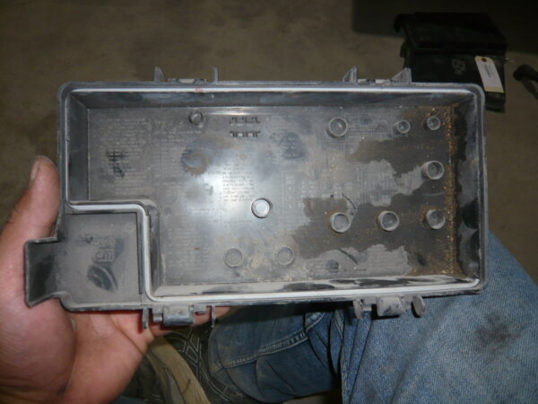 5.7L – 4.7L – 6.7L – 3.8L – 3.6L – 4.0L – Fuse Box Cover Lid – 2011 ...